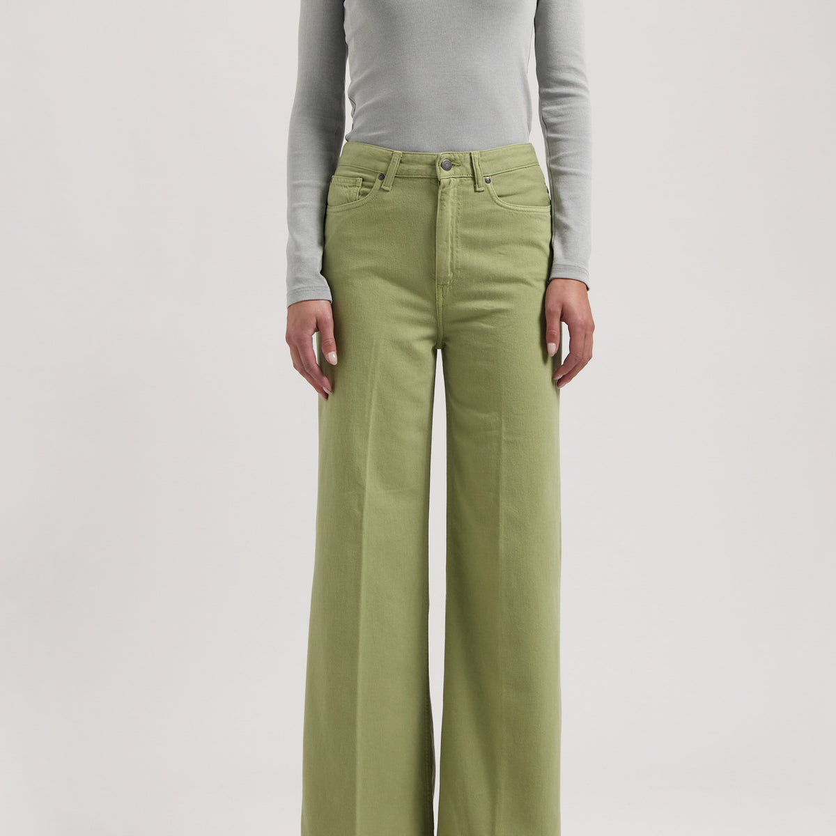 Sustainable jeans | Sara High Loose Flow - Olive | MUD Jeans